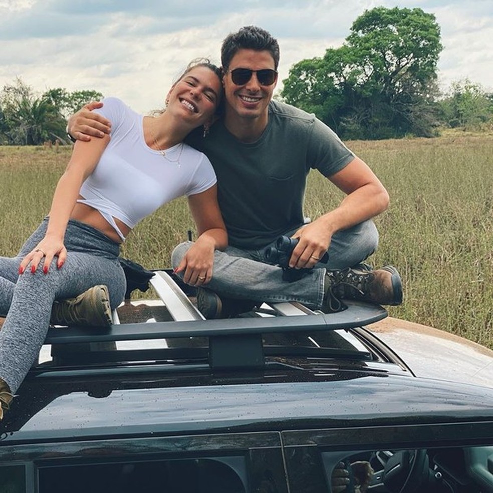 Mari Goldfarb e Cauã Reymond aparecem em meio à natureza