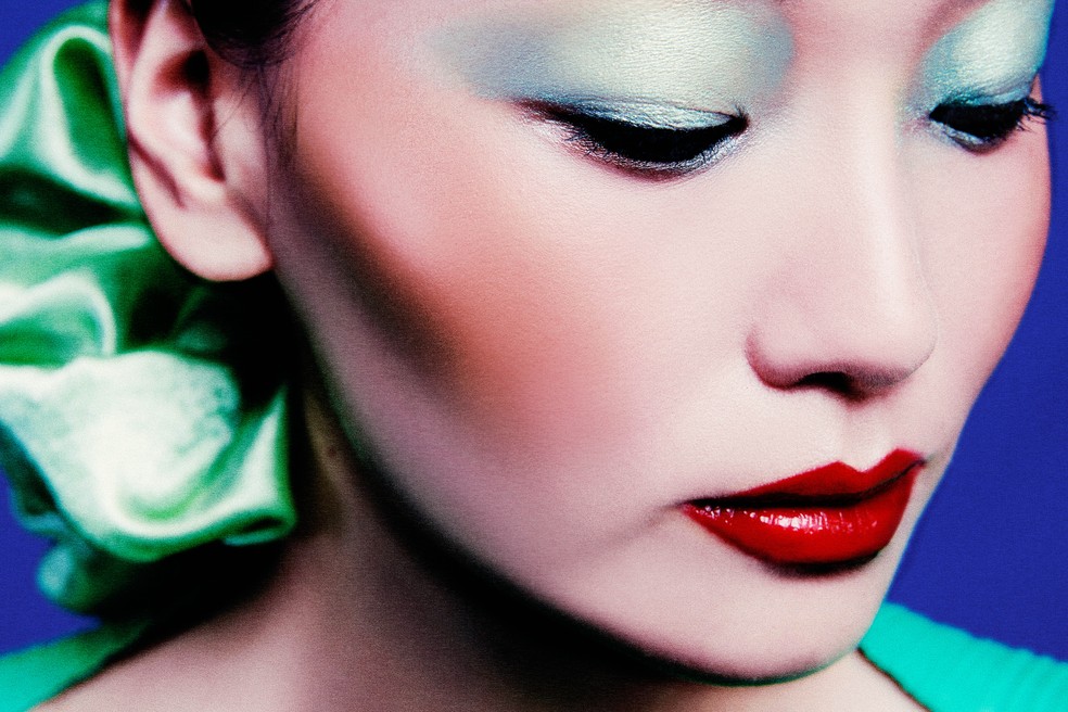 Giulia Song entrega inspirações para usar tons vibrantes na maquiagem ...