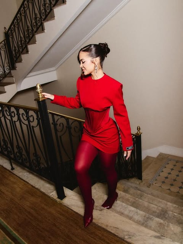Mel Maia aposta em look monocromático em pré-estreia de nova série