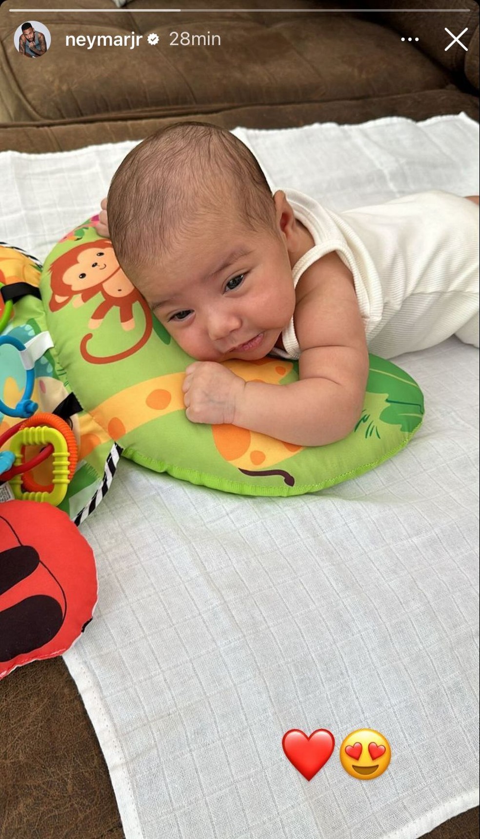 Neymar registra momento com a filha de dois meses, Mavie