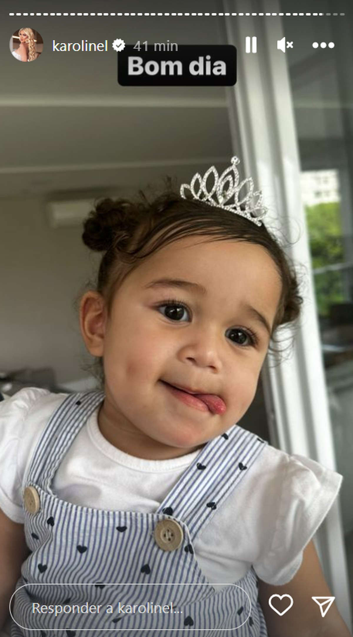 Karoline Lima encanta com Cecília usando tiara de princesa