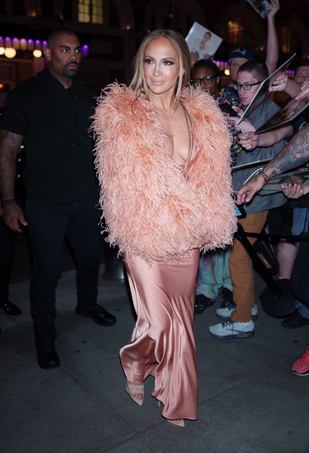 Jennifer Lopez passa por situação embaraçosa com decote profundo