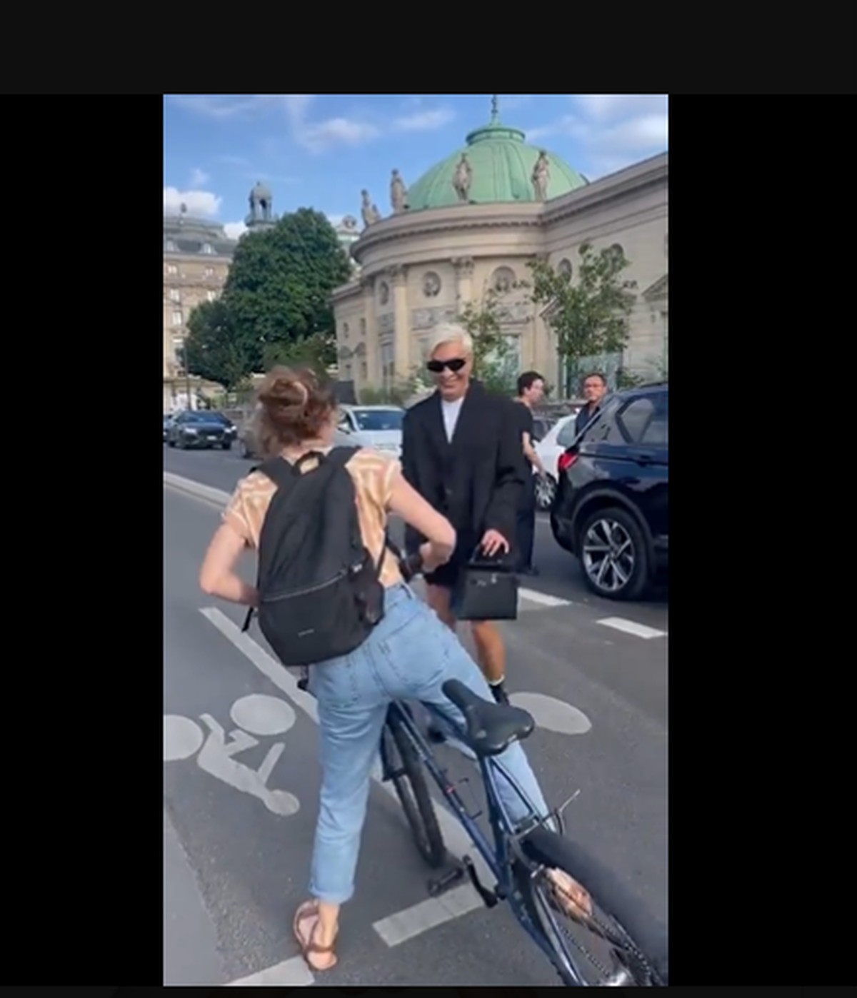 Bryan Boy é atropelado por bicicleta antes de desfile de alta-costura ...
