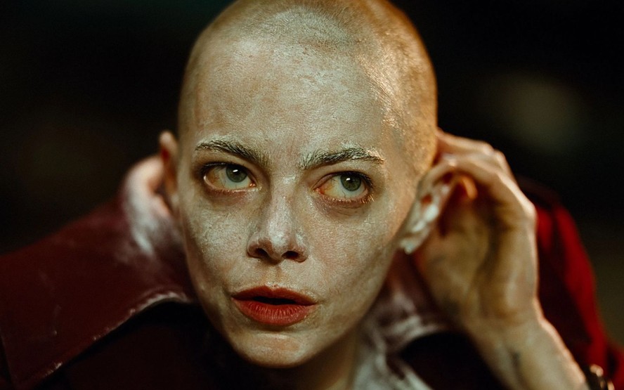 Emma Stone revela como preparou filha para vê-la com o cabelo raspado ...