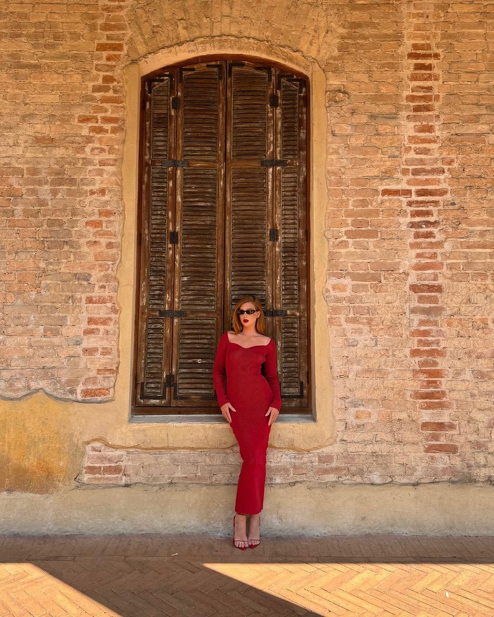 Marina Ruy Barbosa posa com look all red e arranca elogios