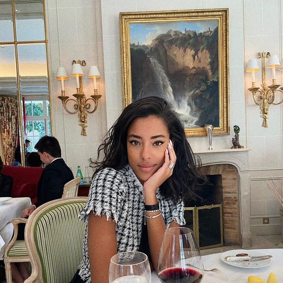 De férias, Yara Charry curte dias em Paris