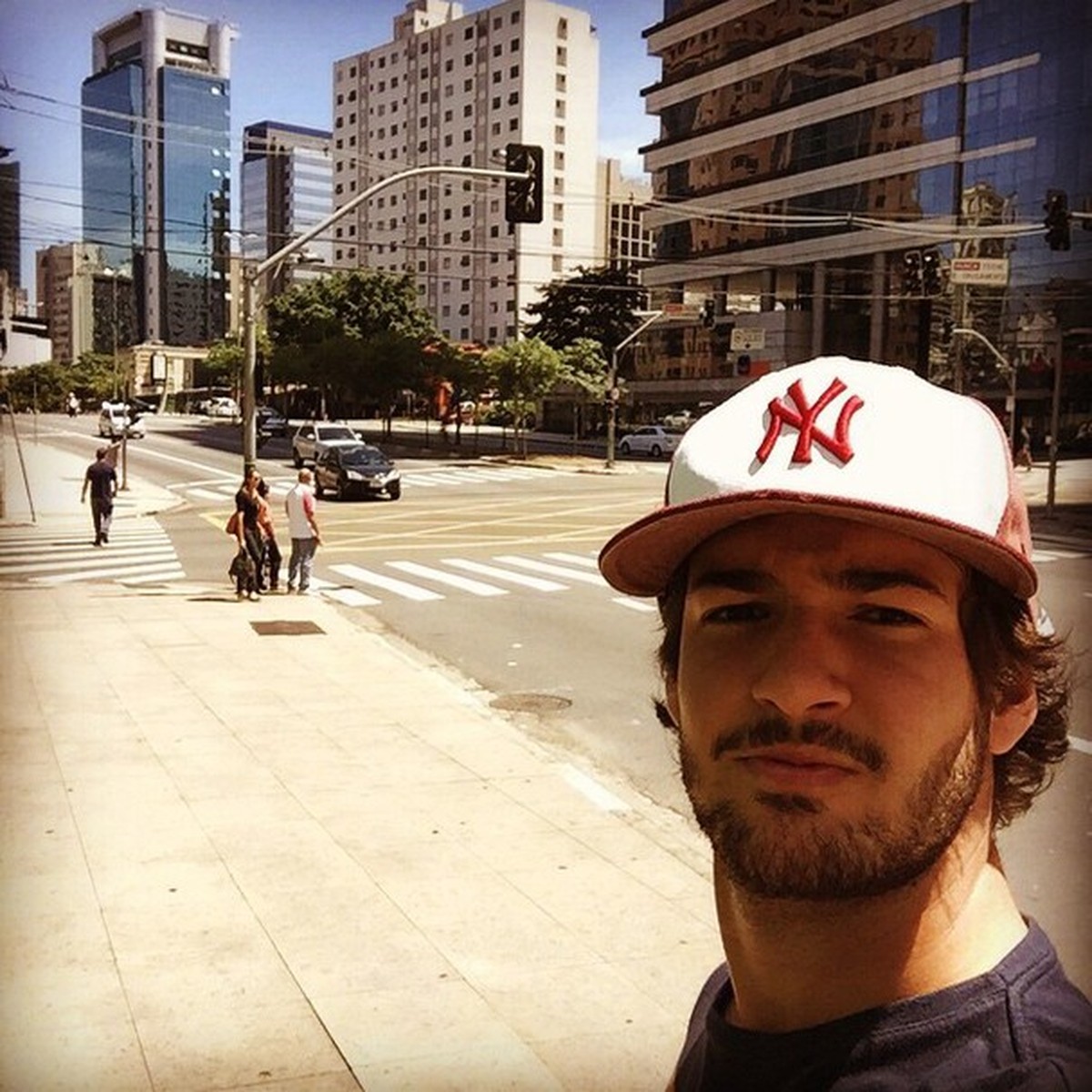 Alexandre Pato curte sexta-feira andando por São Paulo