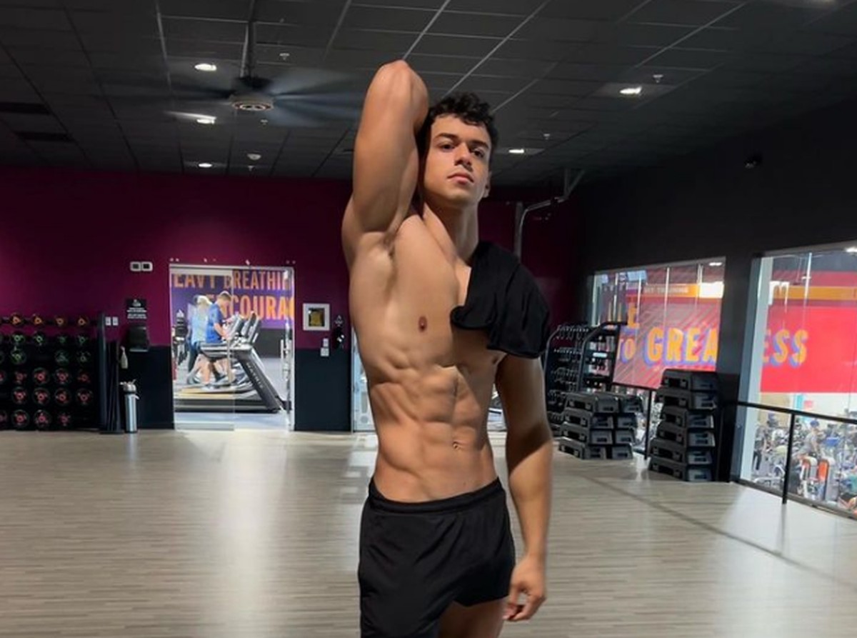 Victor Alexandre, filho de Carla Perez e Xanddy exibe corpo sarado na academia