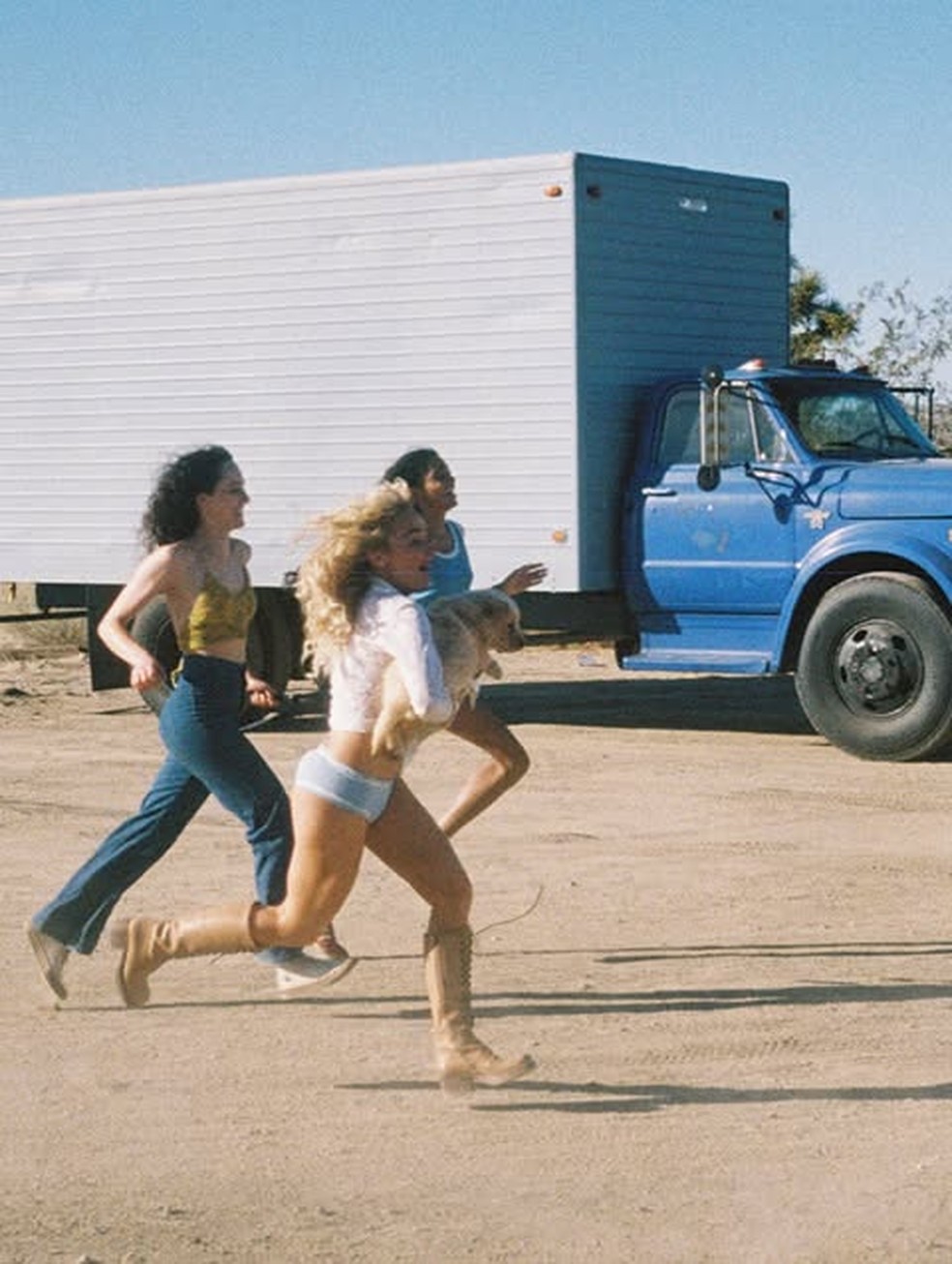 Sabrina Carpenter mostra bastidores e detalhes dos figurinos do clipe ...