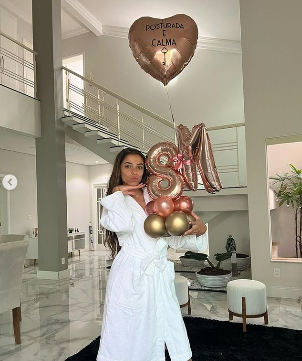 De roupão, Key Alves celebra 8 milhões de seguidores