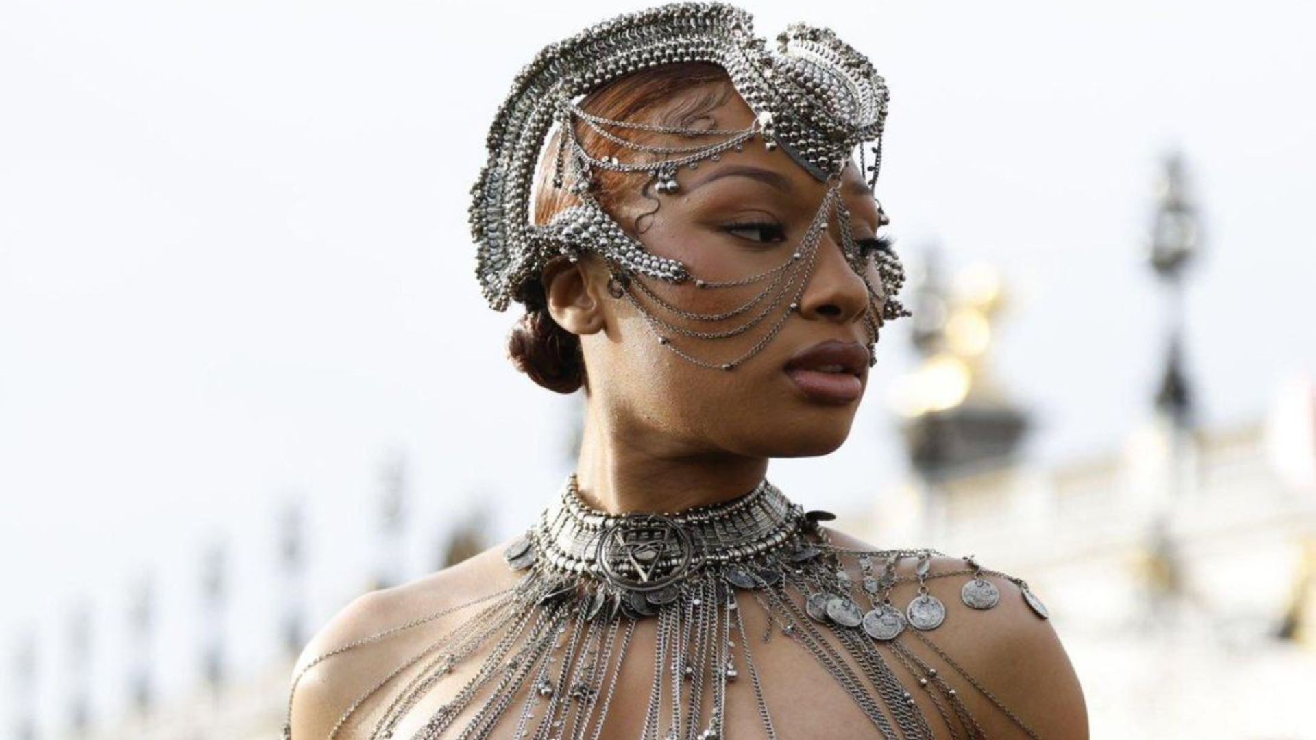 Megan Thee Stallion posa com look ousado na primeira fila de desfile da ...