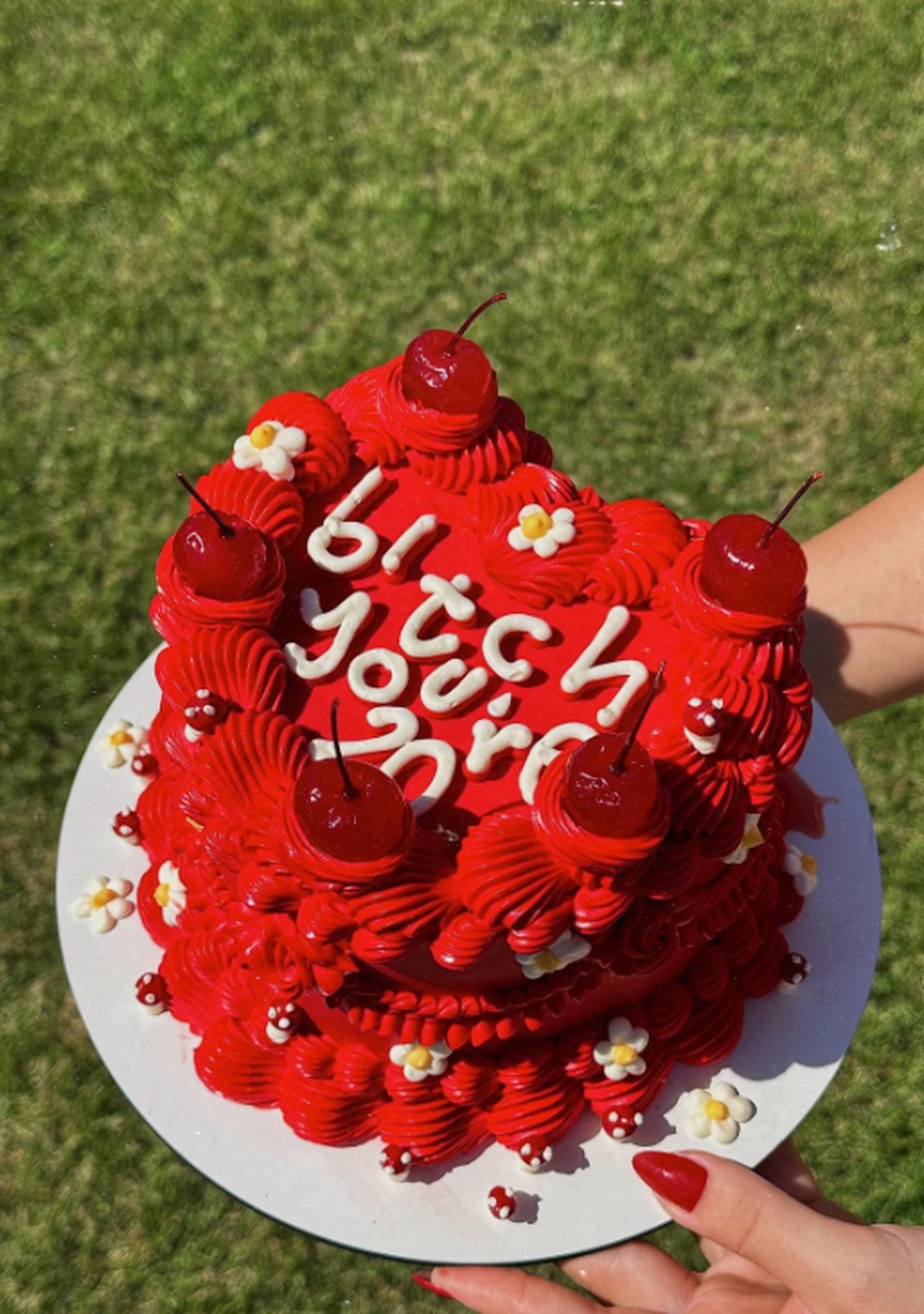 Mel Maia compartilha mais imagens dos 20 anos: 'Alguém me belisca'