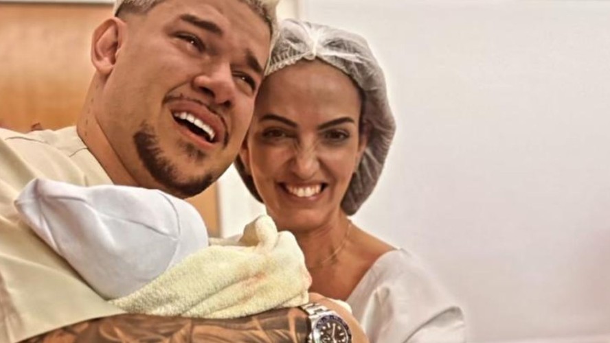 Buarque publica primeira foto de filho com Bia Miranda e se emociona: 'Meu maior presente'