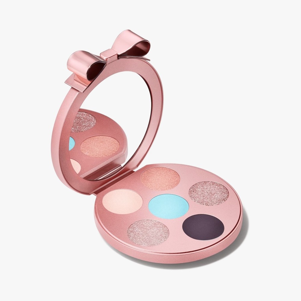 Descobrimos os segredos do make azul turquesa de Bruna Marquezine em São Paulo