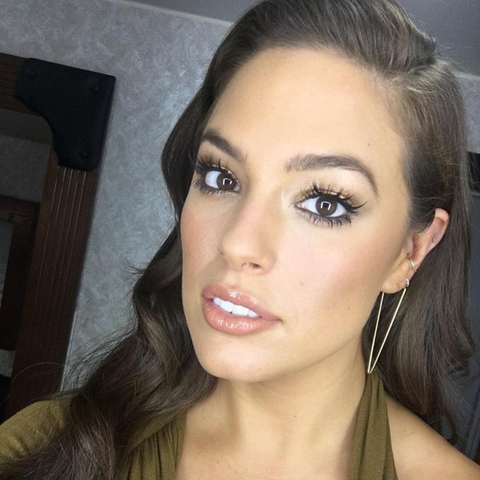Ashley Graham fala sobre bullying e racismo em livro de memórias