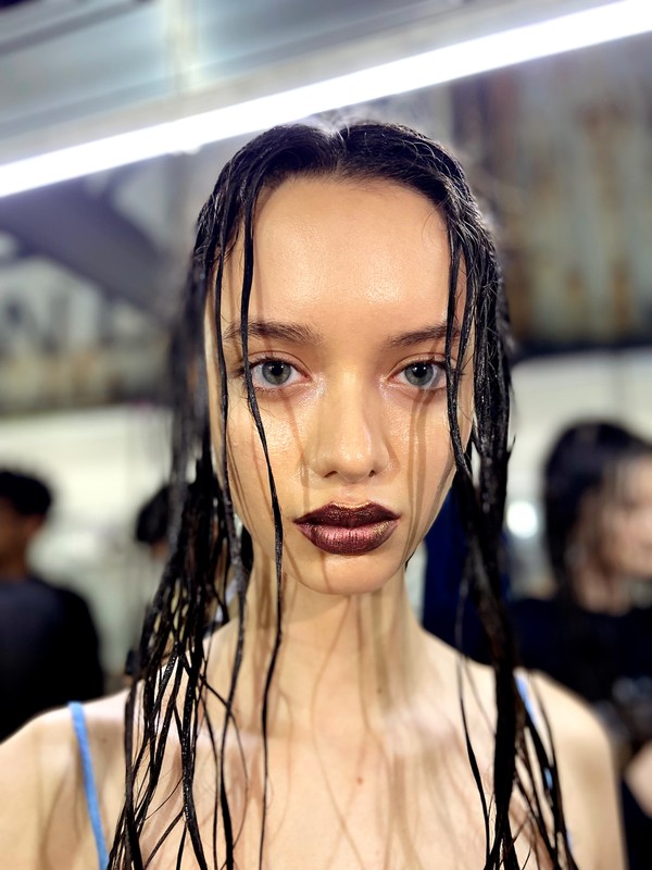 'Beachcore' é a estética da vez na beleza, de acordo com o SPFW