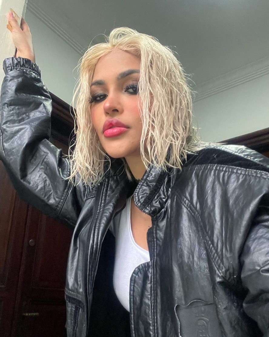 Flay radicaliza e surge platinada nas redes sociais