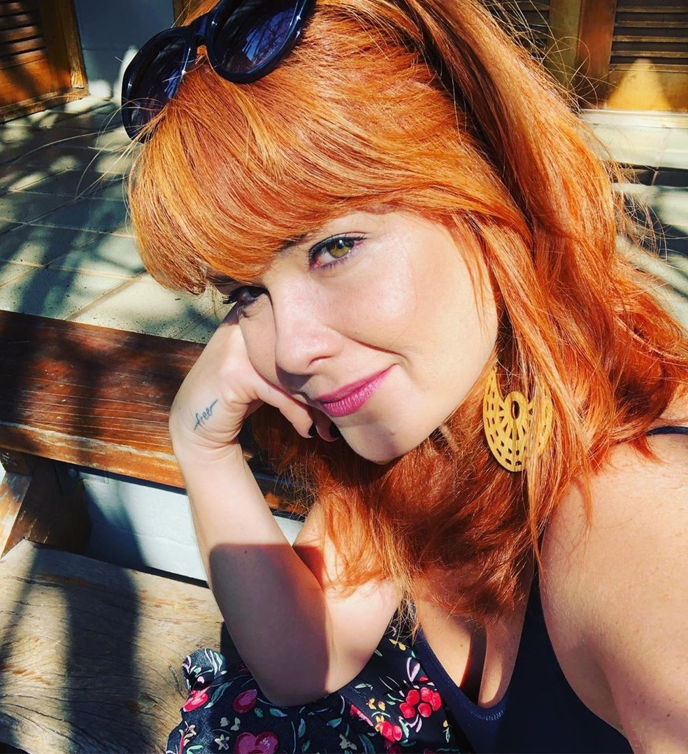 Samara Felippo curte novo look em dia de sol