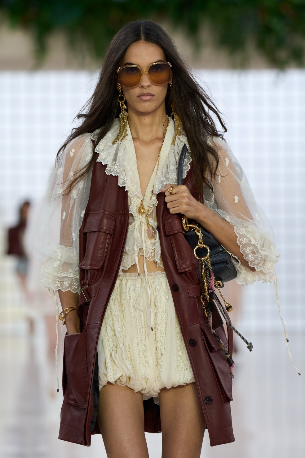 Chloé brinca com a leveza do boho com babados, volumes e cores claras ...