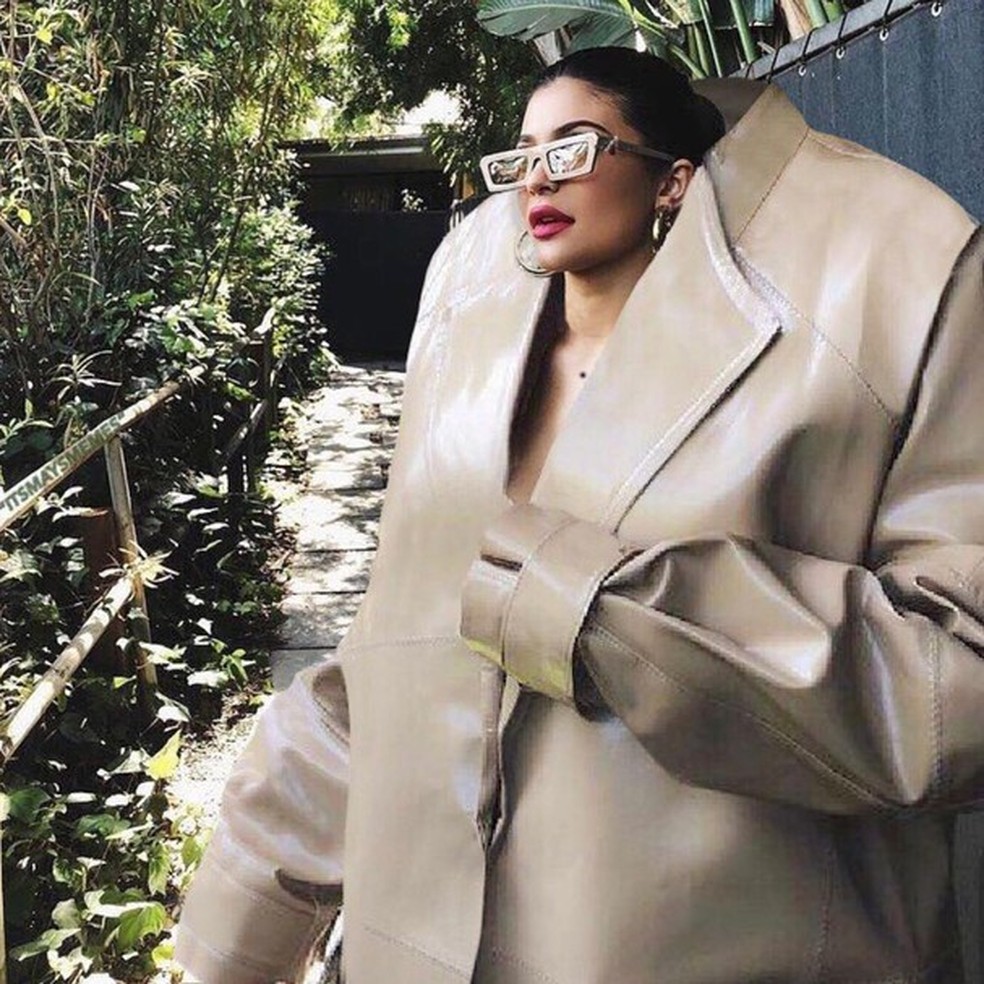 Celebridades usando roupas gigantescas são o novo meme da Internet