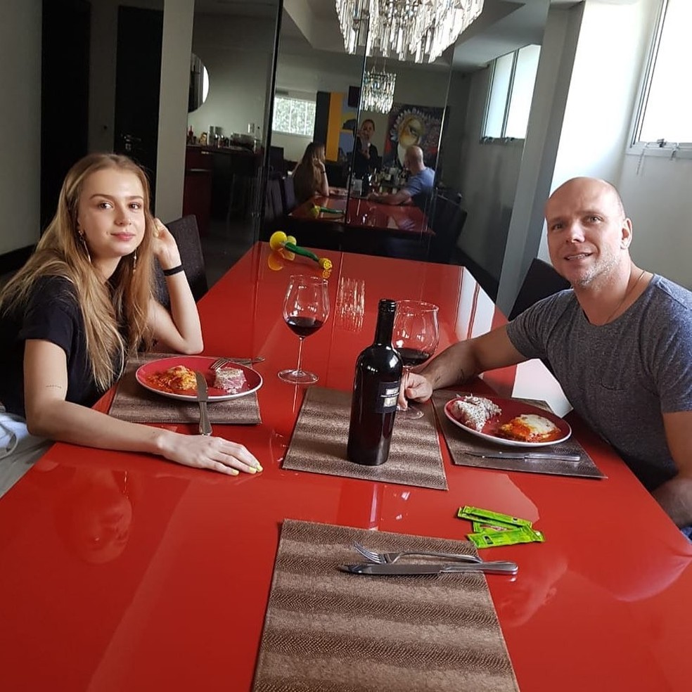 Fernando Scherer prepara almoço especial para a filha atriz