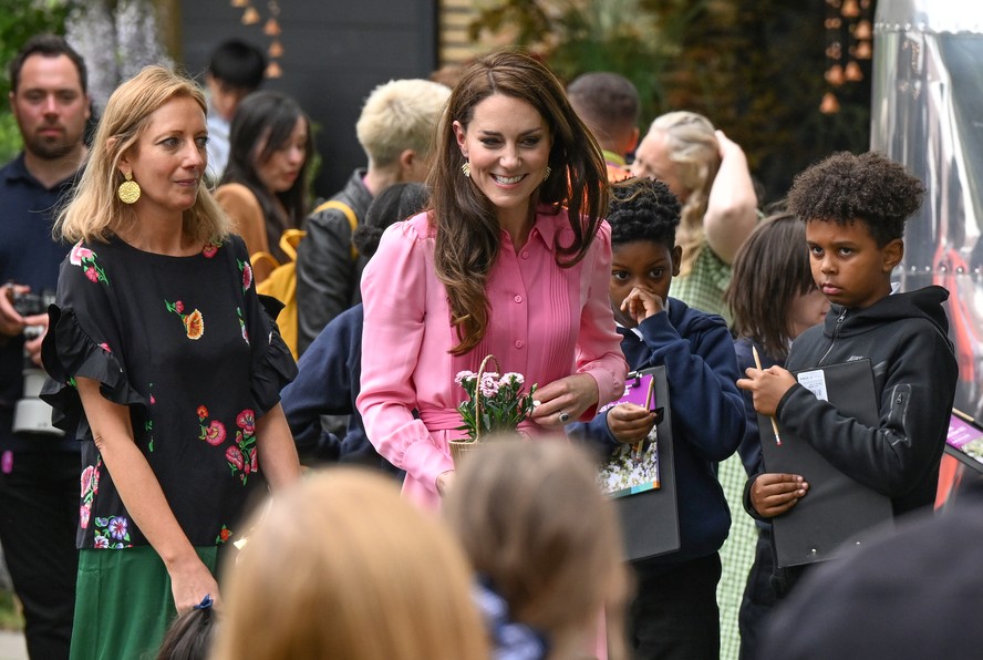 Barbiecore? Kate Middleton surge de look rosa de R$4 mil para evento