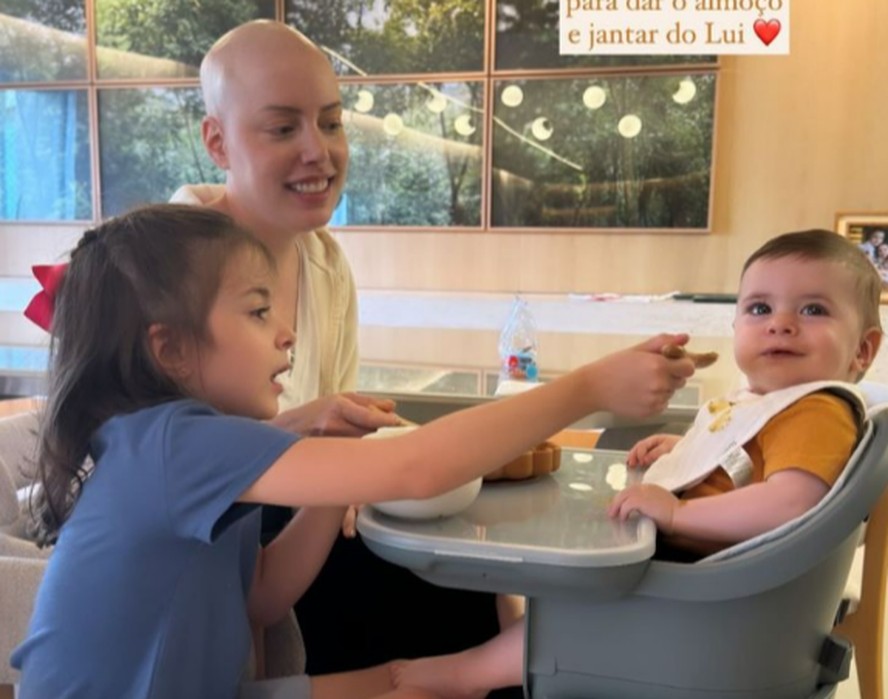 Fabiana Justus encanta ao mostrar a filha mais velha dando almoço para ...