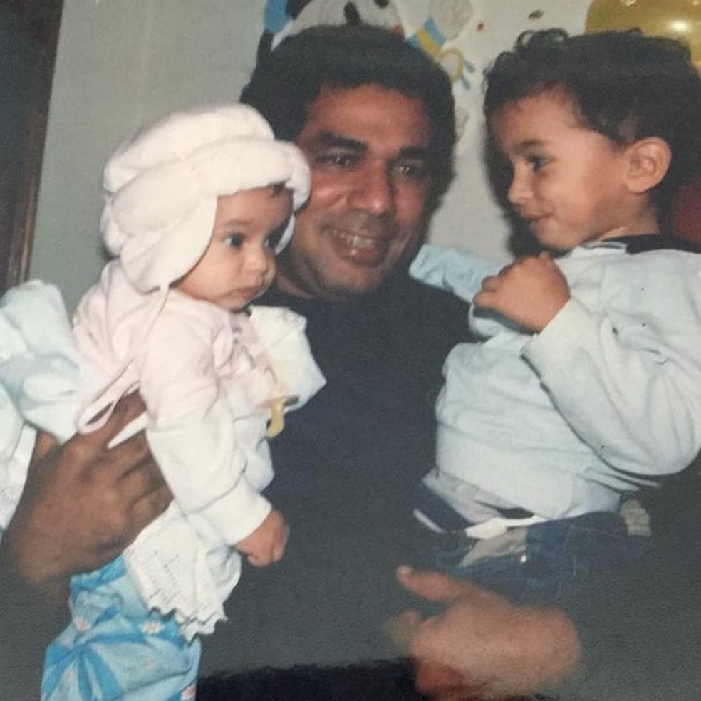 Anitta posta fotos da infância para comemorar aniversário do pai