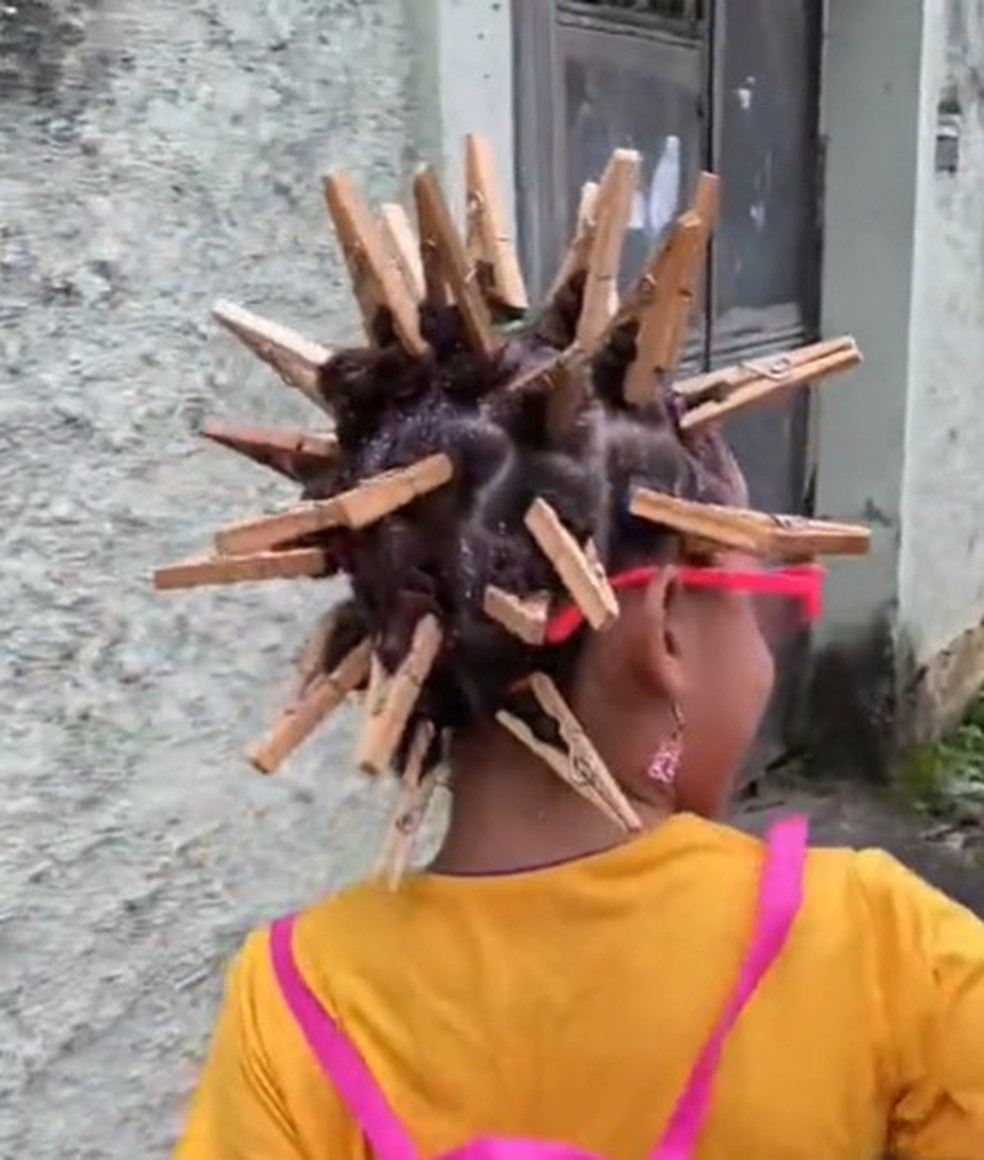 'Dia do cabelo maluco': mães viralizam ao fazerem penteados criativos nos filhos