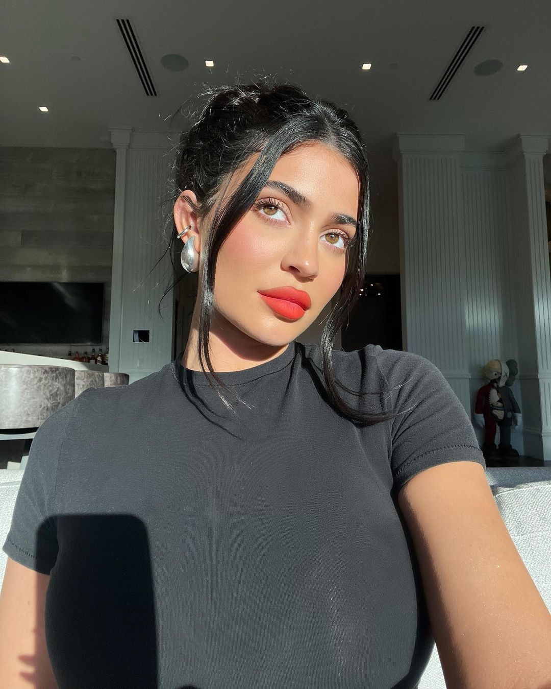 Kylie Jenner divide cuidados de beleza e revela desejo de vir ao Brasil