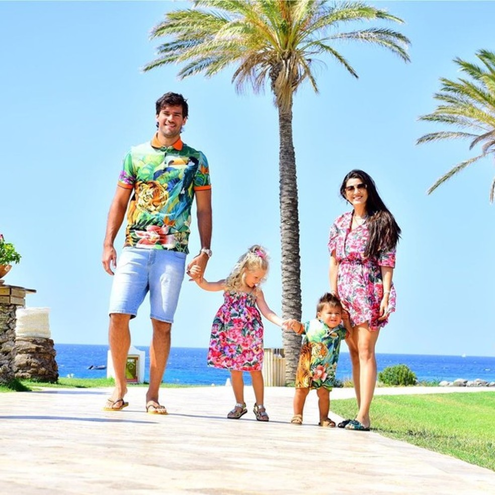 Alisson Becker combina look florido com a família em clique ensolarado