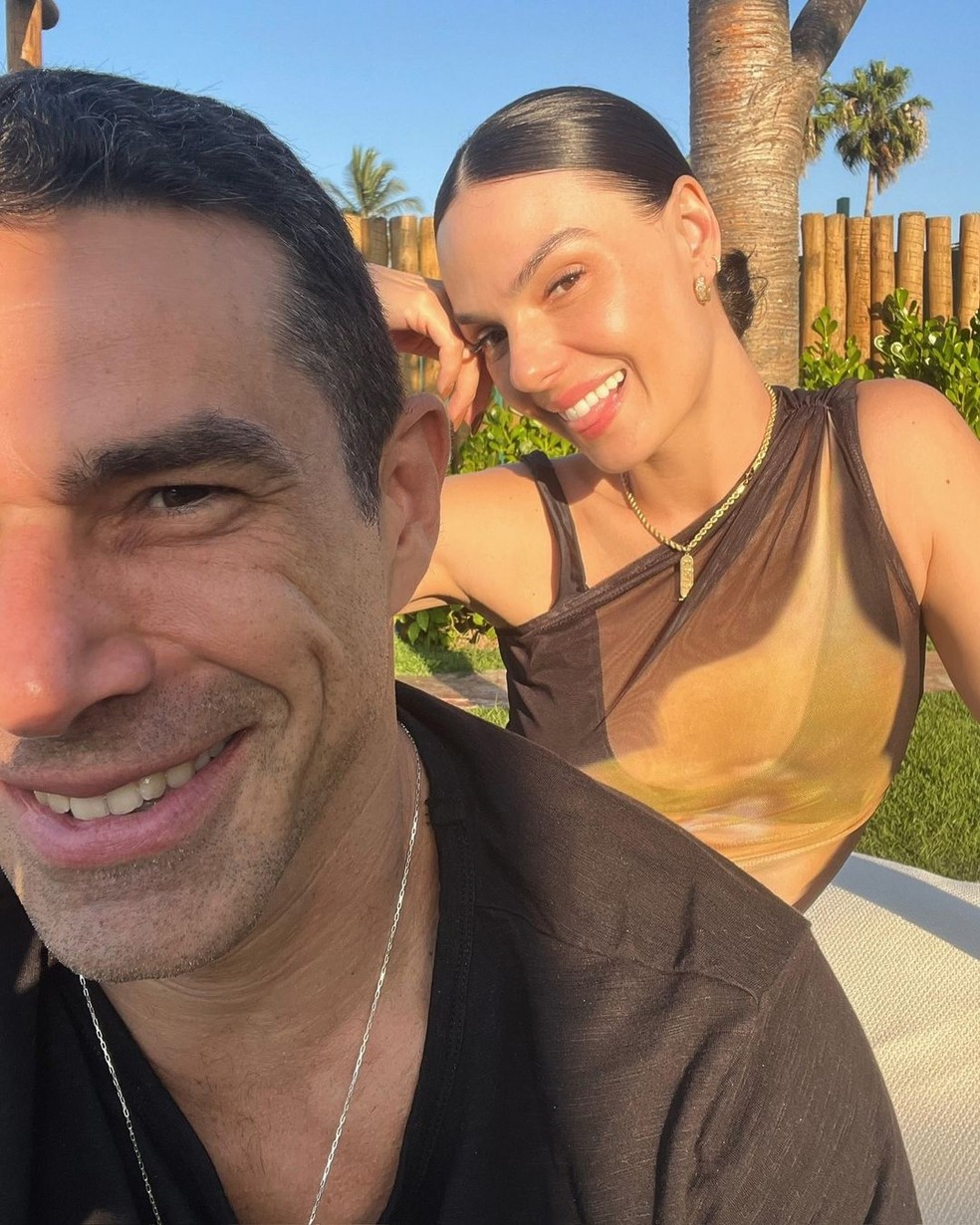 Isis Valverde renova bronzeado e curte dia na praia com Marcos Buaiz ...