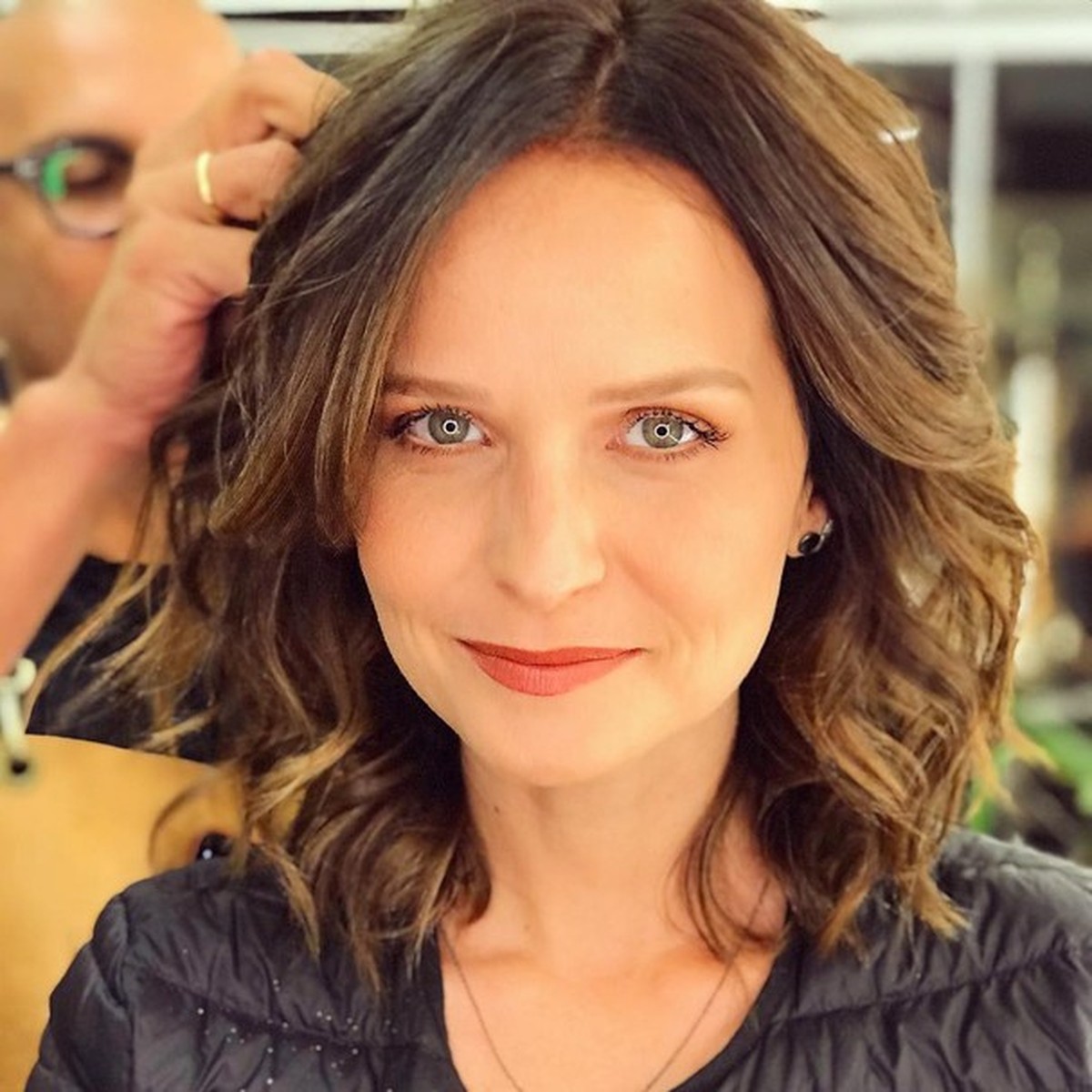 Tchau, Fabiana! Fernanda Rodrigues fica morena e aparece lindíssima em foto