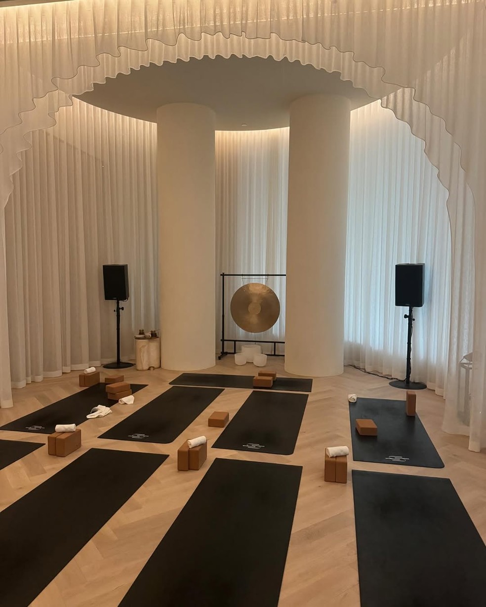 Dua Lipa impressiona com elasticidade ao mostrar preparação para rotina ...