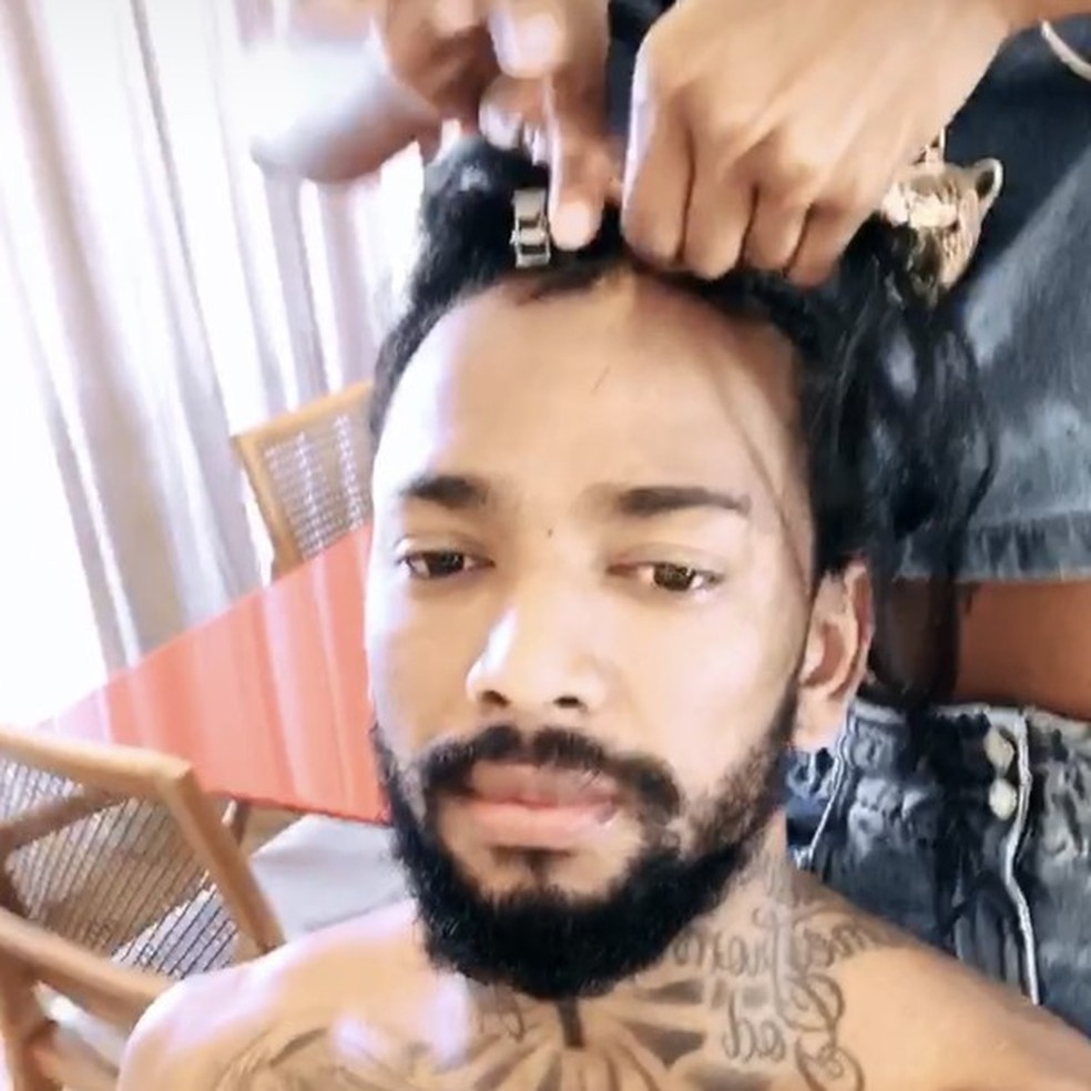 Nego do Borel muda visual e adota trança