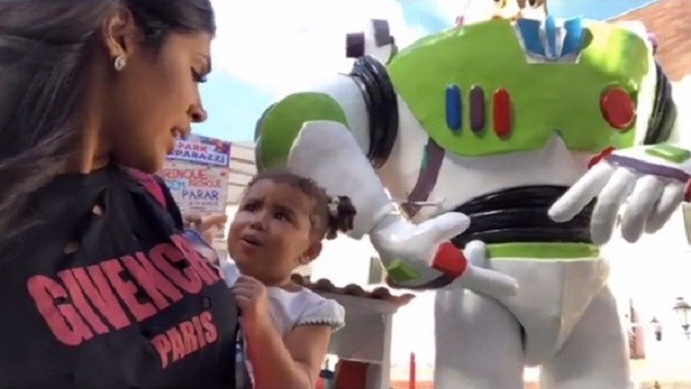 A filha da MC Pocahontas definitivamente não gosta de Toy Story e vídeo ...