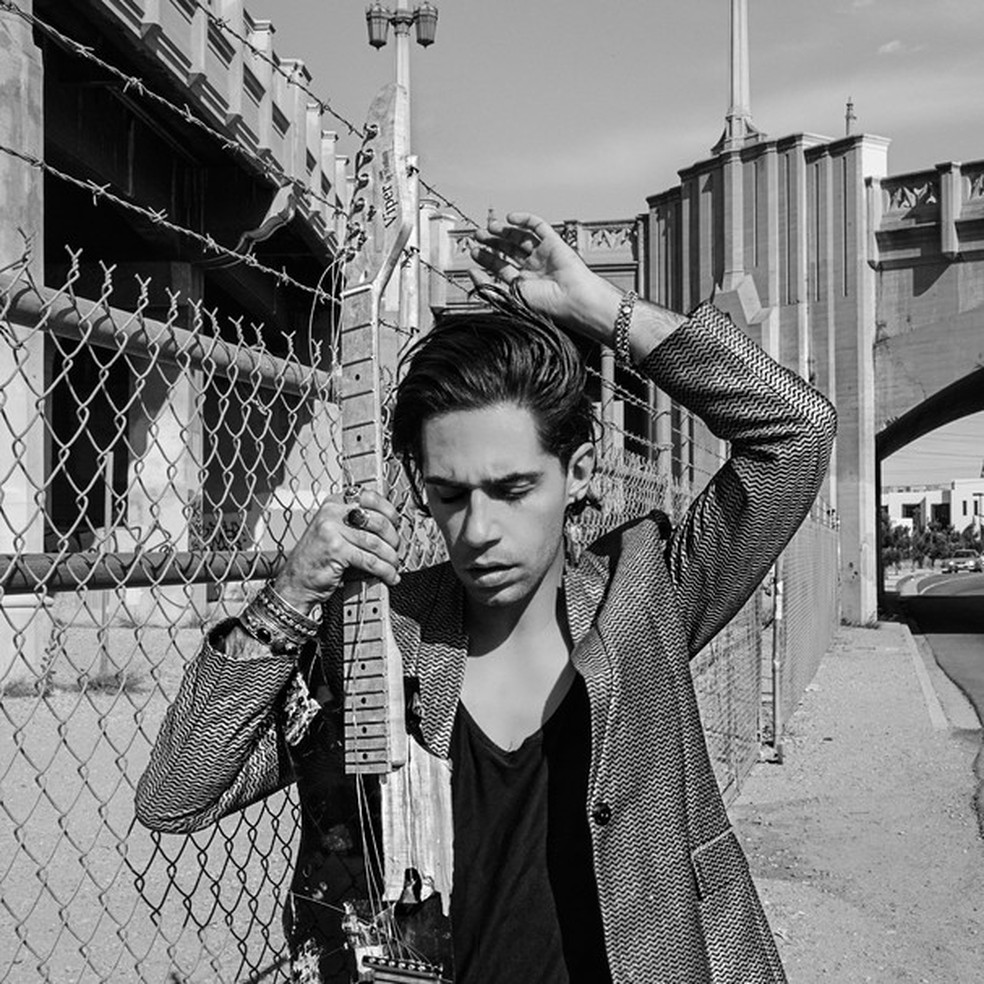 Entrevistamos Thiago Pethit, o cantor que exala sexualidade por todos os poros