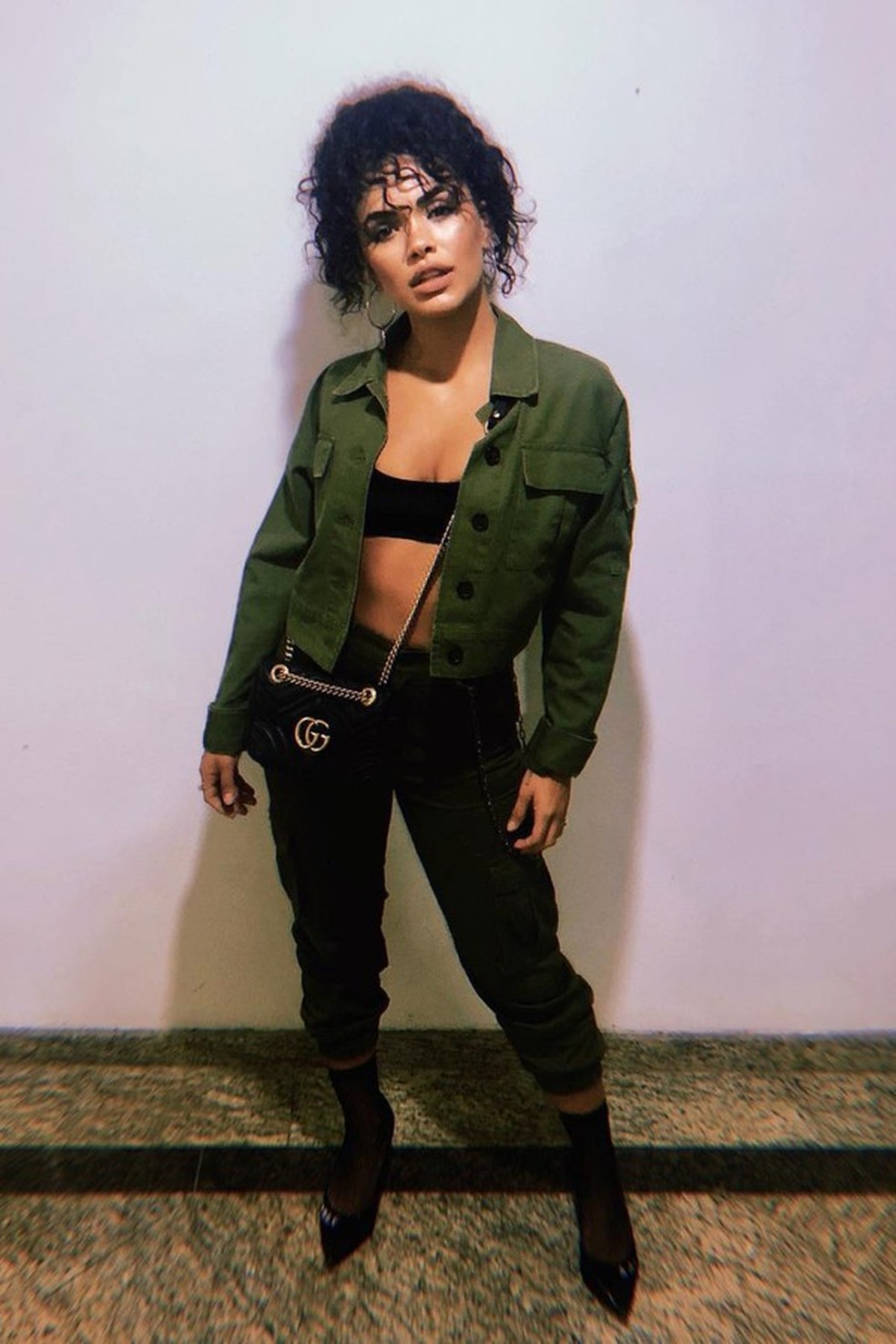Giovana Cordeiro aposta em micro cropped para look fashionista; veja