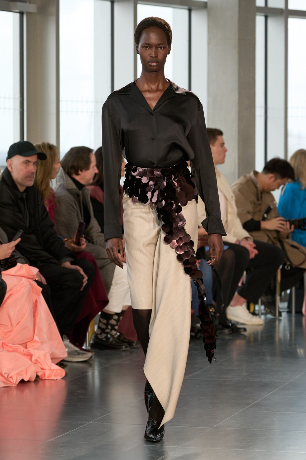 LFW: cinto rouba a cena nas passarelas com atualização no styling