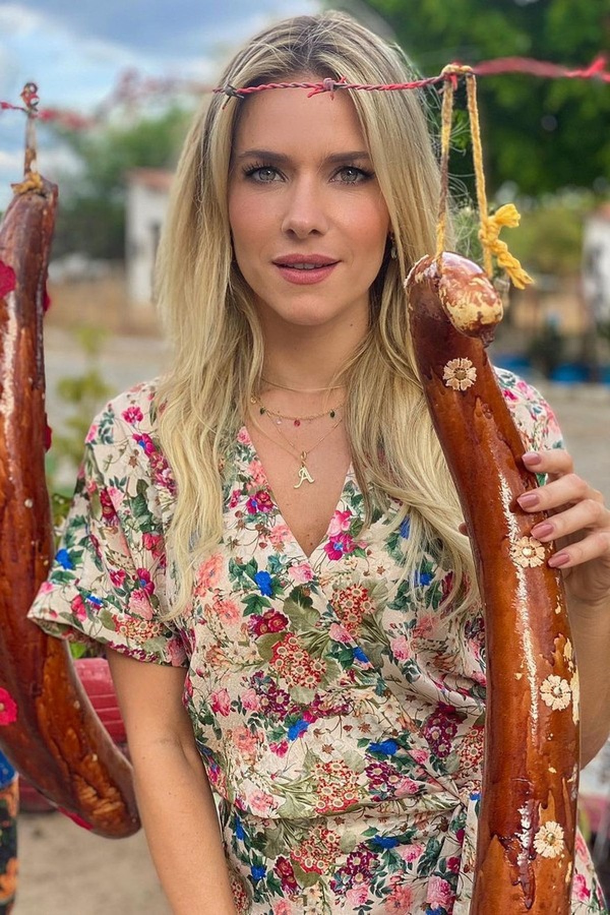 Gravando no sertão, Monique Alfradique se impressiona ao conhecer 'cabaça'