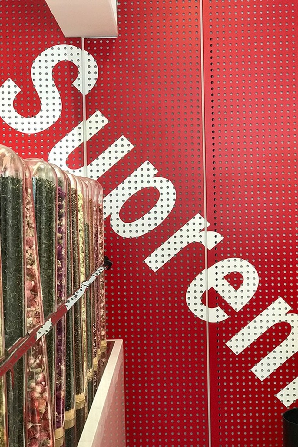 Supreme vira tema de casa de chás na China (e até os copos levam o logo ...