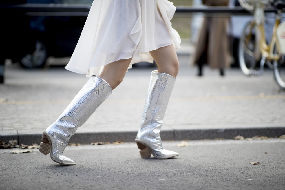 As botas de cowboy vieram para ficar! 20 looks mostram como usar