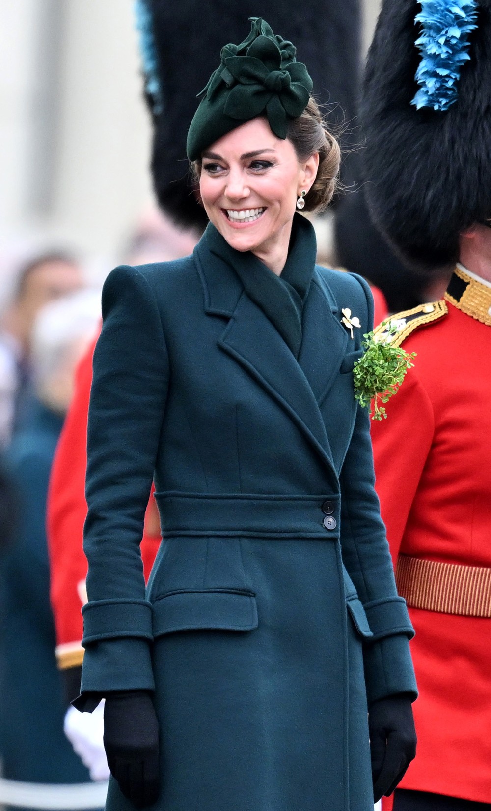 Kate Middleton brilha em look verde sofisticado no desfile de St ...