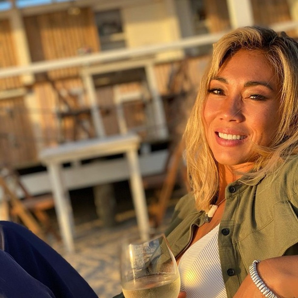 Danni Suzuki encerra temporada no Uruguai bebendo vinho