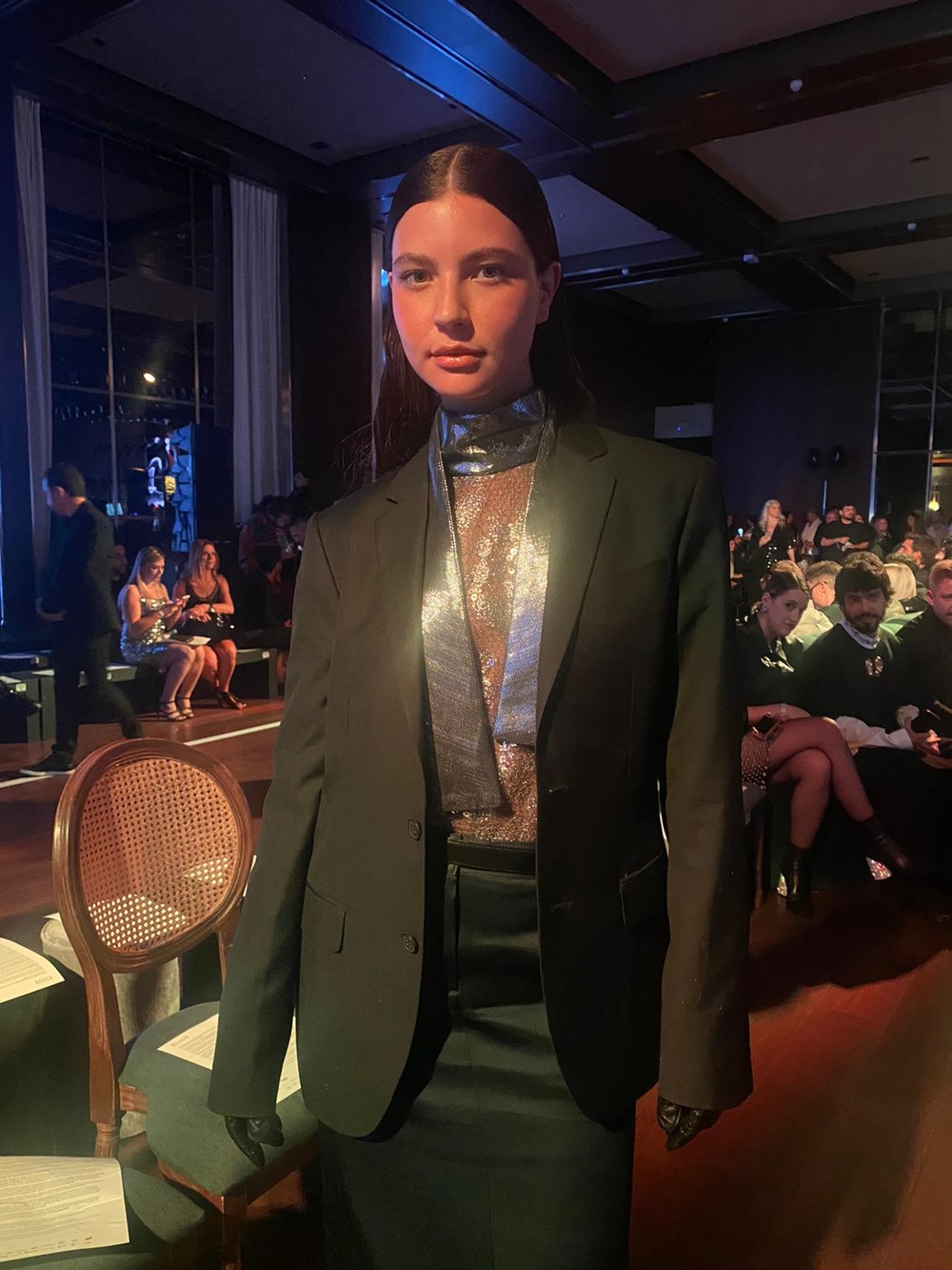 Alanis Guillen aposta em visual dark para desfile em São Paulo