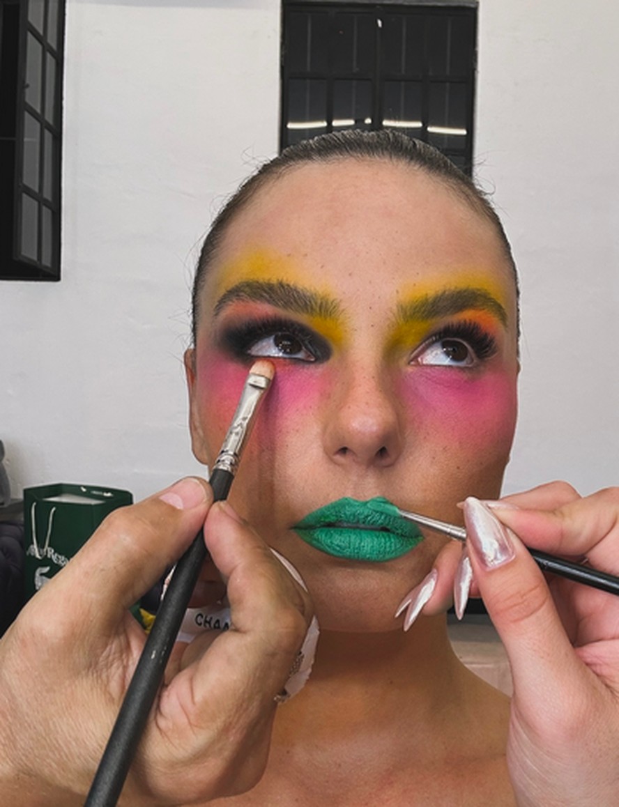 Isis Valverde surge em três versões Apenas selfies hoje