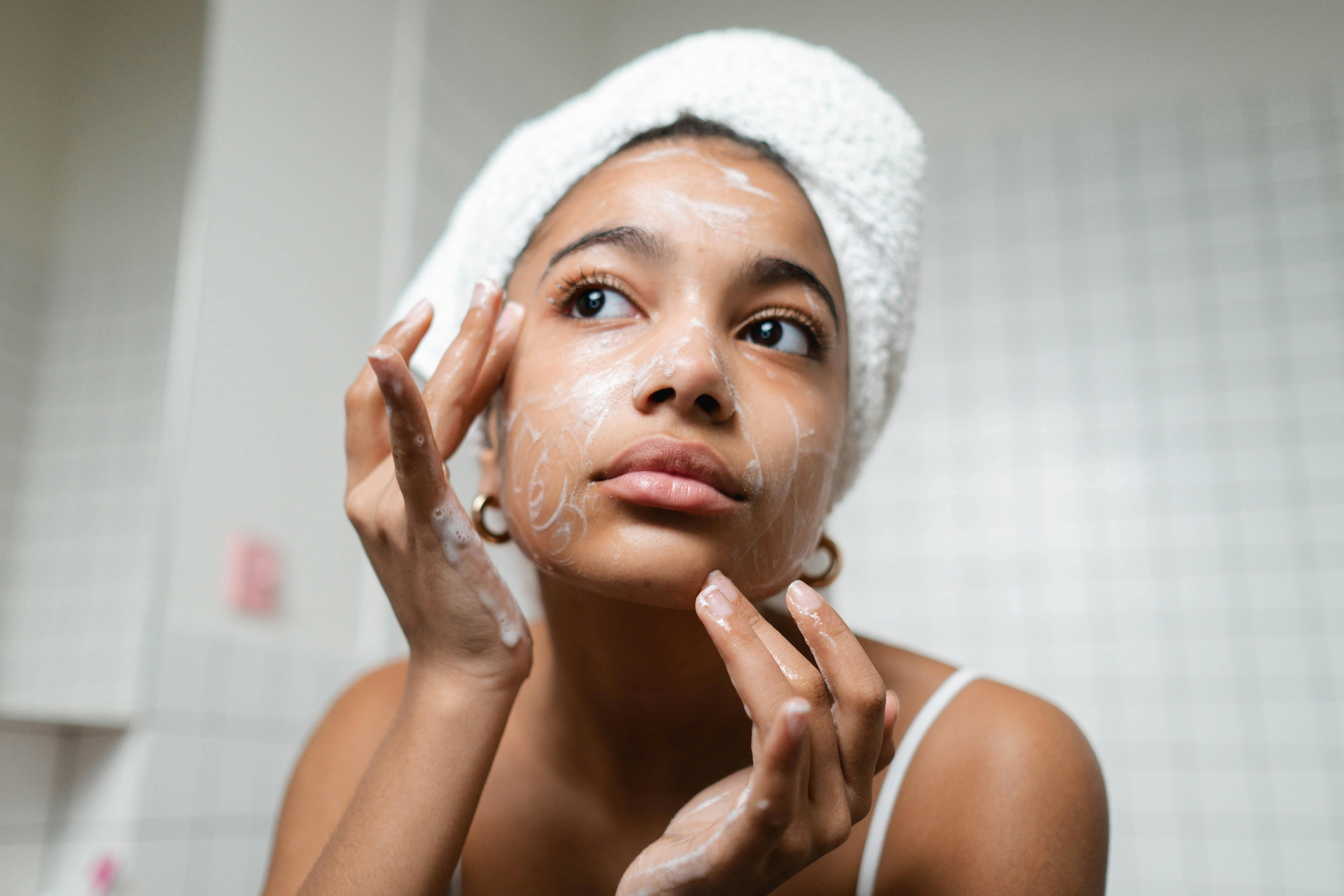 Caveman method: entenda os perigos do viral que prega abandonar o skincare