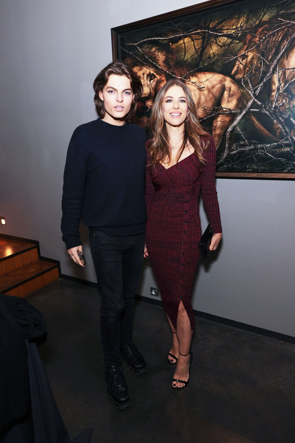 Filho de Elizabeth Hurley chama atenção devido a semelhança com a atriz