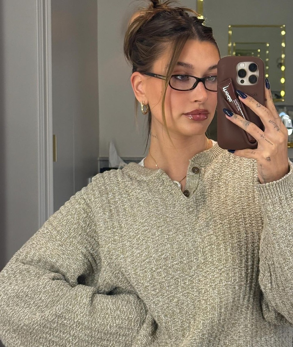 Hailey Bieber usa colar luxuoso com as iniciais do filho e chama a atenção