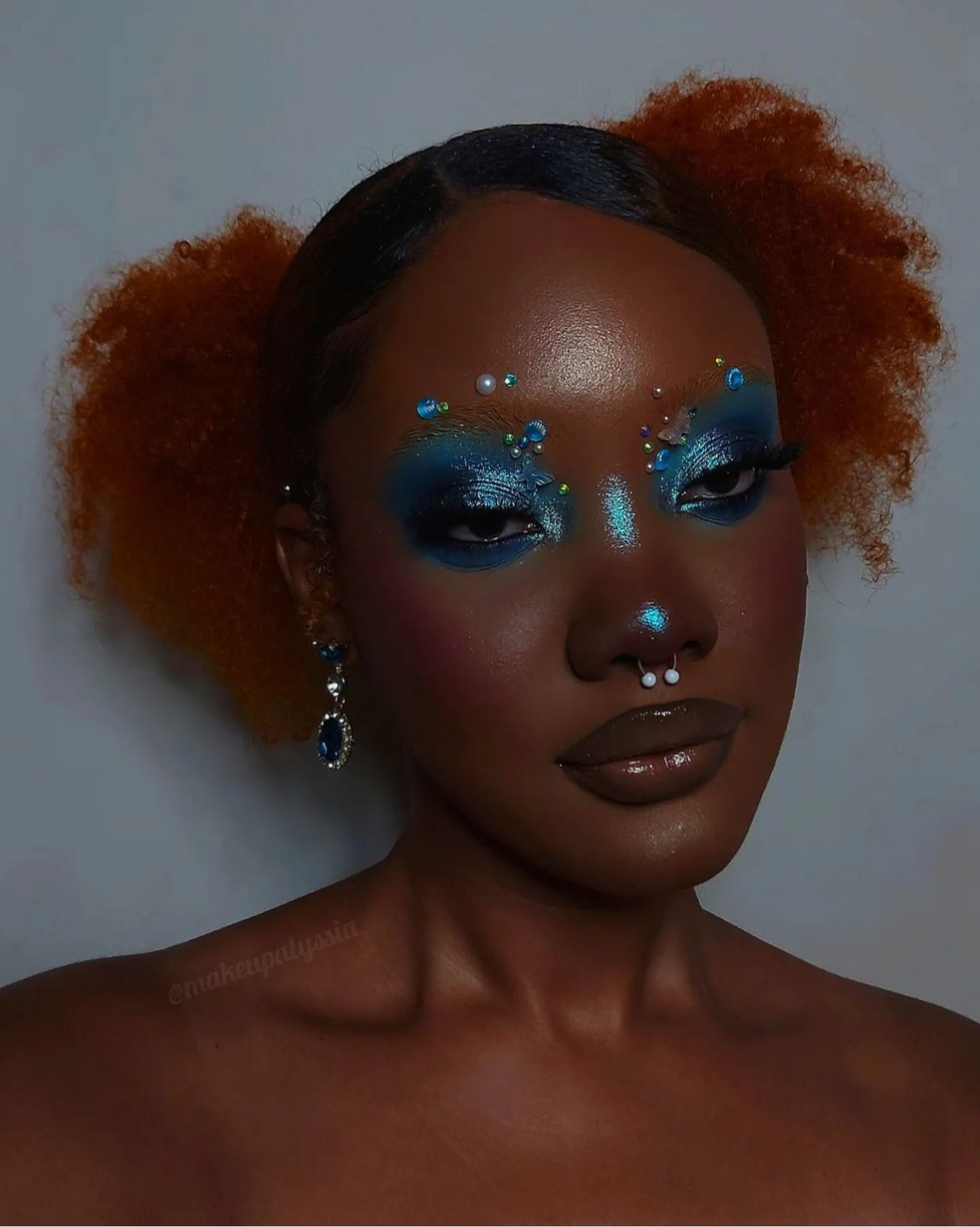 A sombra de olhos azul promete ser a tendência mais quente do verão 2024